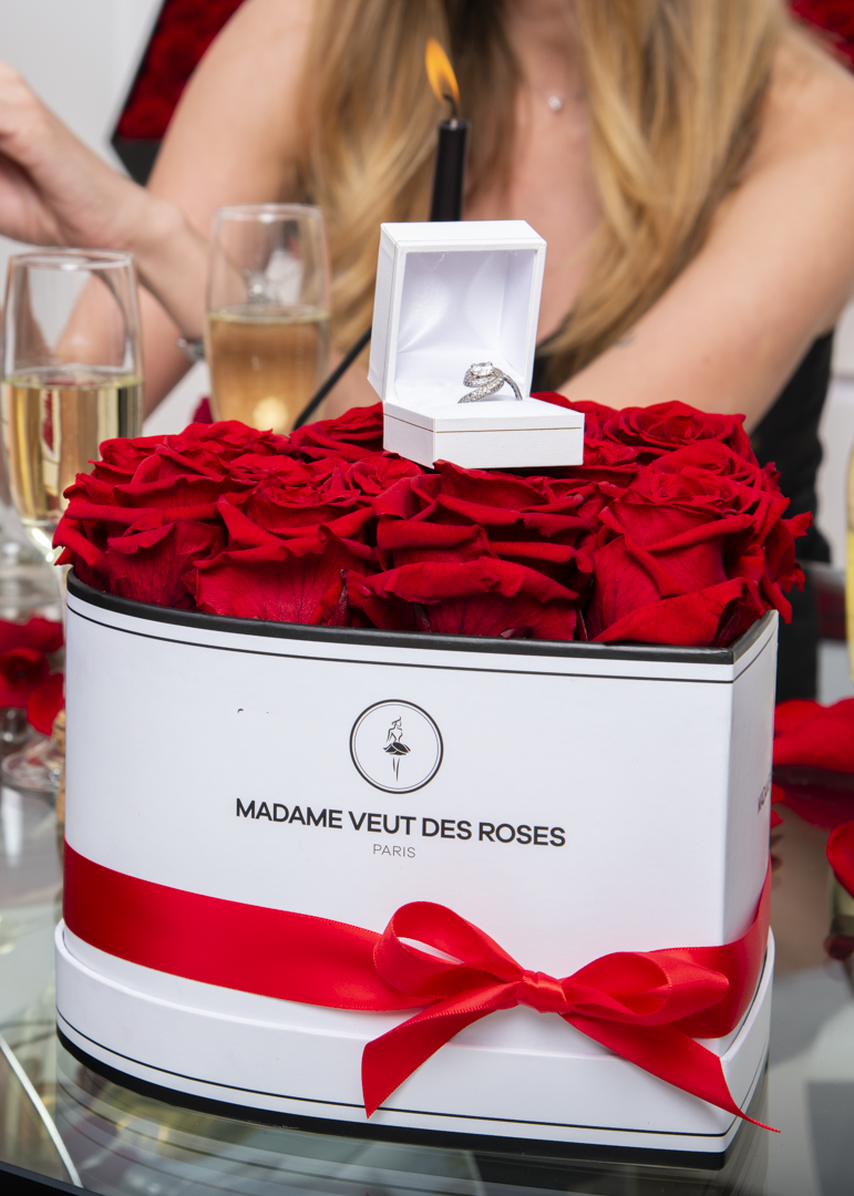 Offrir des roses éternelles pour une demande en fiançailles : un geste ...